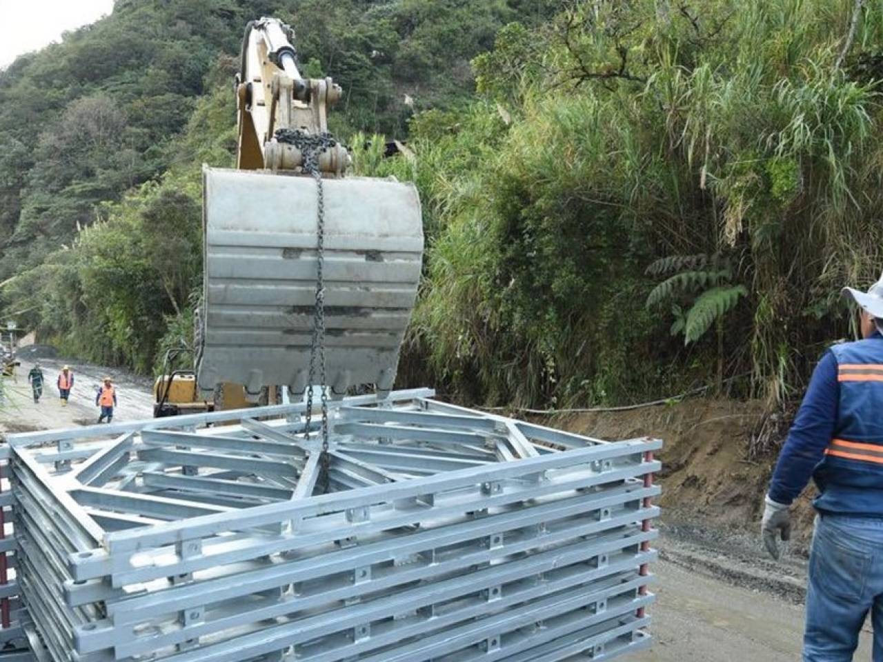 El armado de puente Bailey en la vía Baños-Puyo inició